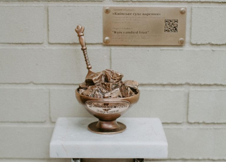 Mini-Symbol of Kyiv Installed in Andriyivskyy Descent - Freedom